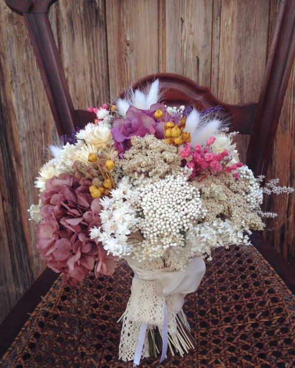 Bouquet con flor seca y hortensia preservada, en tonos lilas, rosas y ...
