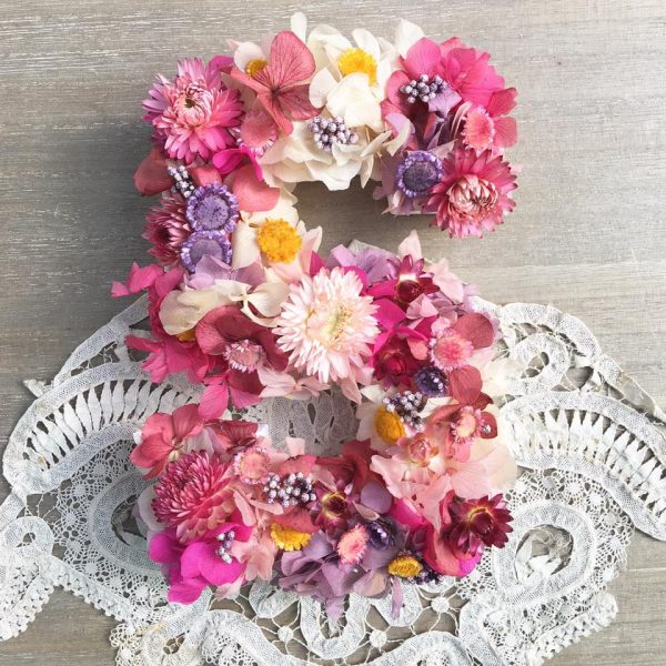 Letra R decorada en tonos rosas, blancos y verdes - Trencadissa Art floral