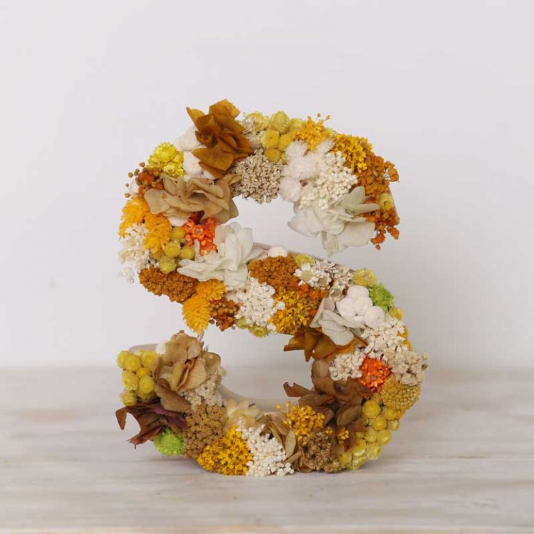 Letra R decorada en tonos rosas, blancos y verdes - Trencadissa Art floral