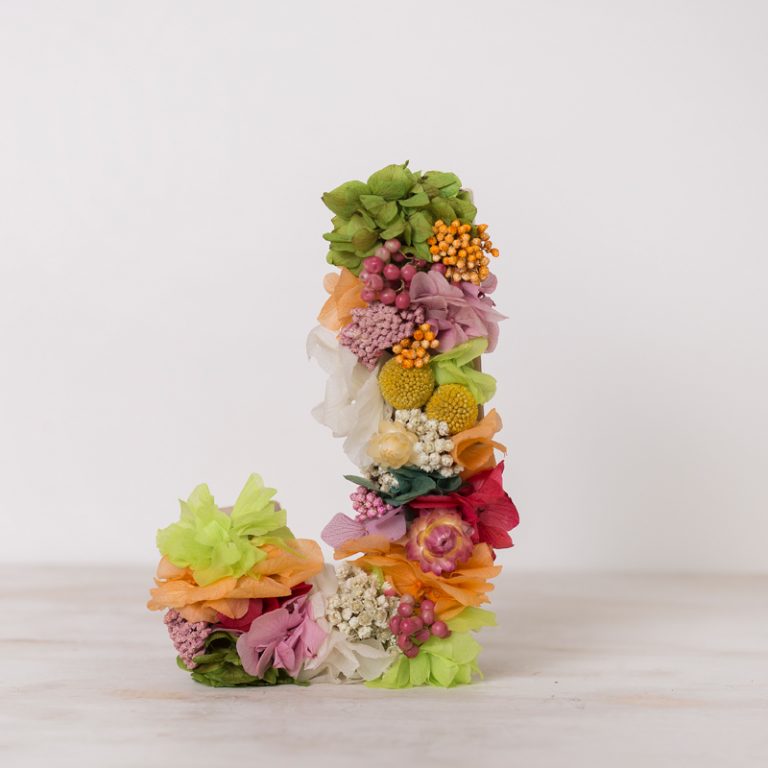 Letra R decorada en tonos rosas, blancos y verdes - Trencadissa Art floral