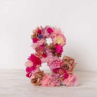 Letra R decorada en tonos rosas, blancos y verdes - Trencadissa Art floral