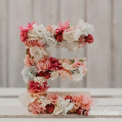 Letra R decorada en tonos rosas, blancos y verdes - Trencadissa Art floral