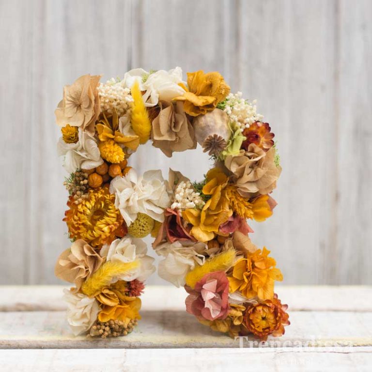 Letra R decorada en tonos rosas, blancos y verdes - Trencadissa Art floral