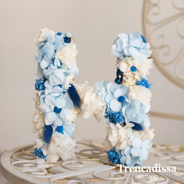 Letra R decorada en tonos rosas, blancos y verdes - Trencadissa Art floral