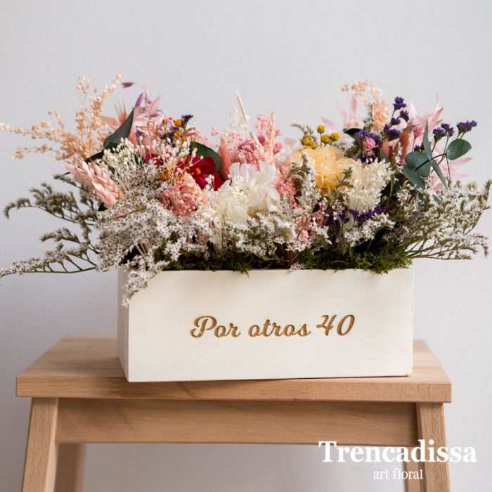 Caja de madera con flores preservadas -Trencadissa Art floral