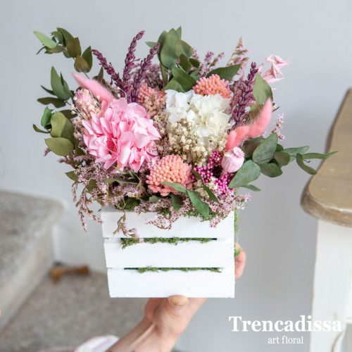 Caja de madera con flor seca con hortensia rosa - Trencadissa Art floral