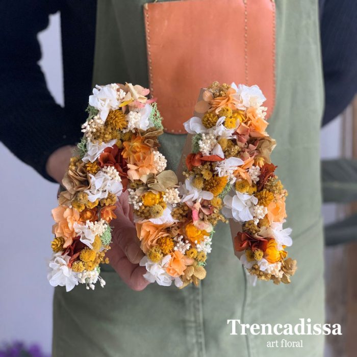 Letra R decorada en tonos rosas, blancos y verdes - Trencadissa Art floral